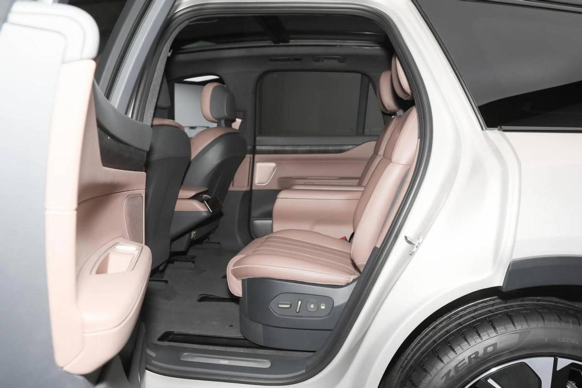 60万级豪华SUV之争！蔚来ES8行政版和宝马X5 30Li尊享型，该选谁？_搜狐汽车_搜狐网