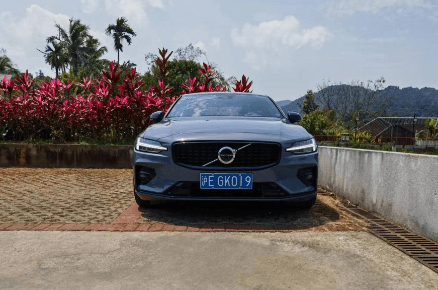 试驾沃尔沃新款S60：操控不输同级后驱，跑山劈弯很刺激_搜狐汽车_搜狐网