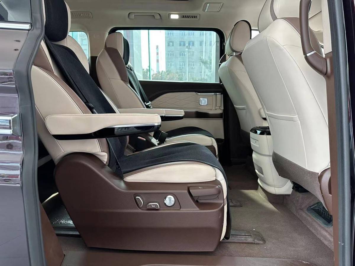 探店奔腾M9：23.58万起预售 比传祺M8大_搜狐汽车_搜狐网