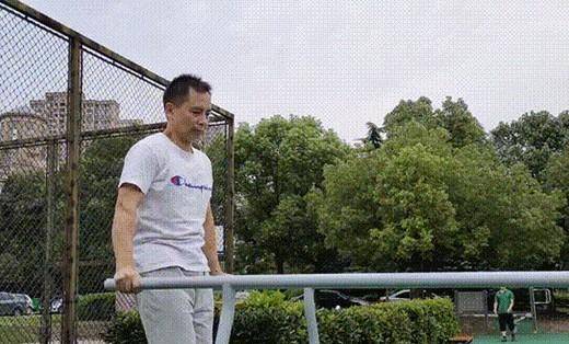 练好下腹肌,就做收腹举腿动作双腿训练身体