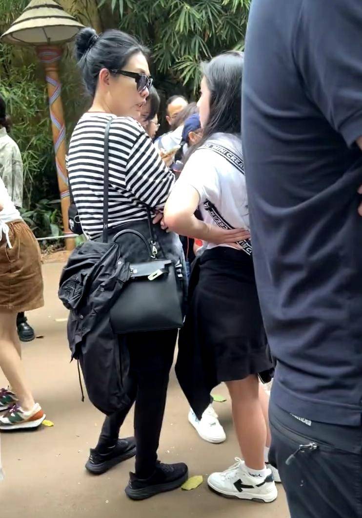 54岁邱淑贞带女儿游玩，发福明显肚腩好几圈，脸部松弛变化超大 -6park.com