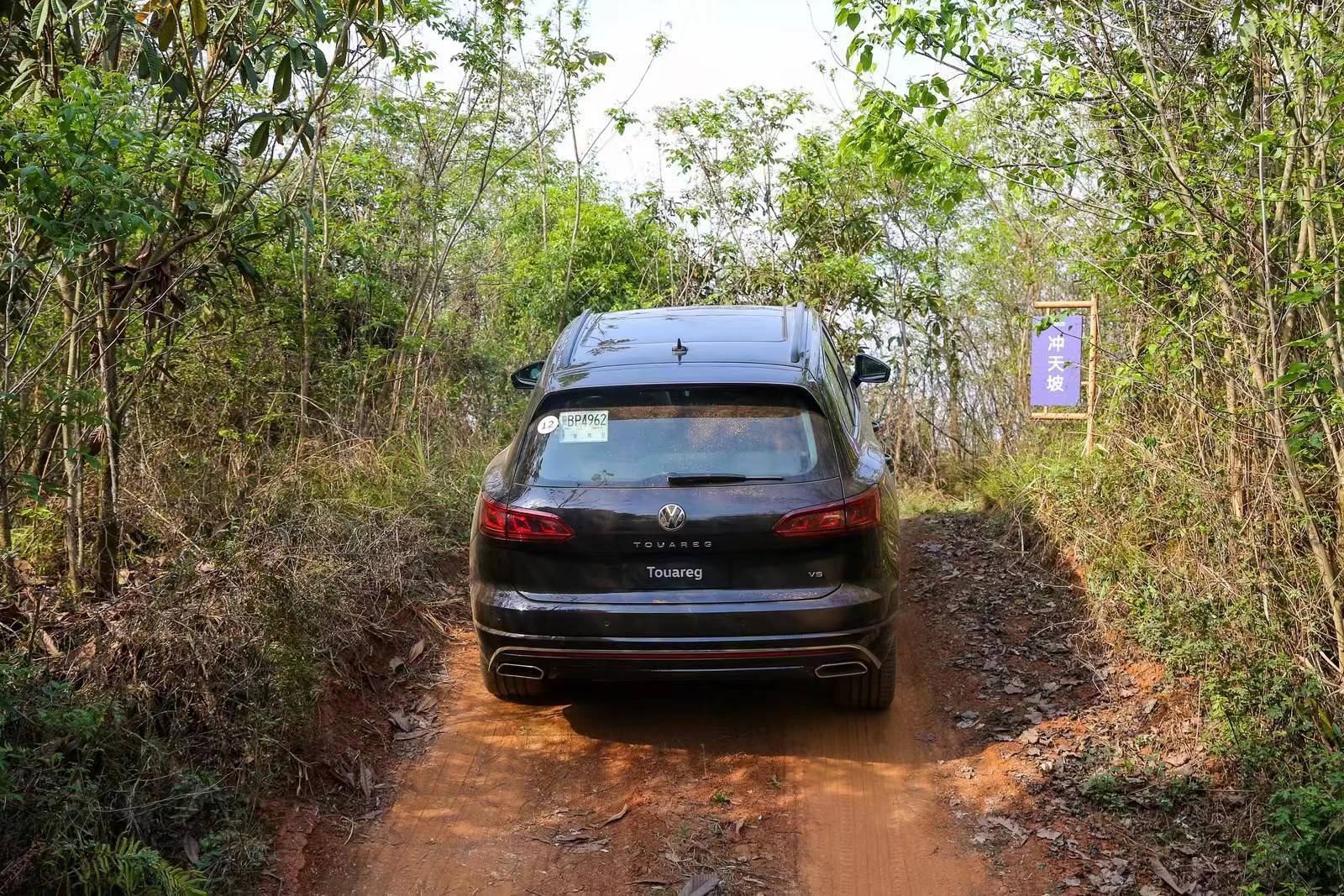 试驾大众途锐：高性能3.0T+8AT，“野”性十足！_搜狐汽车_搜狐网