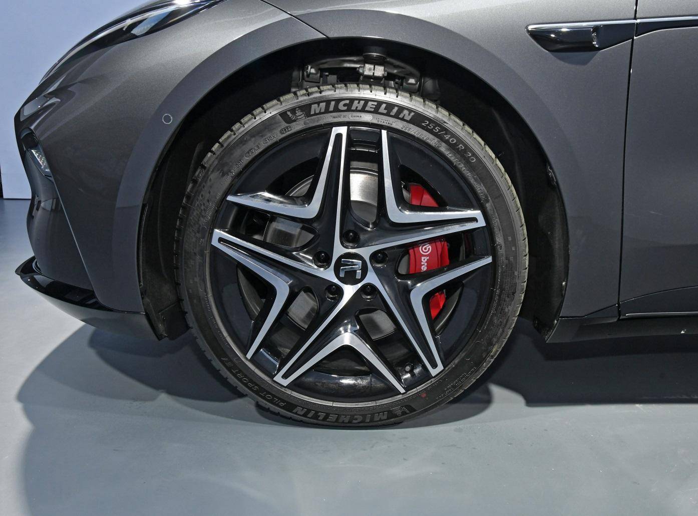 车长5米，自重超2.1吨最快3.7s破百，飞凡F7选什么配置车型好？_搜狐汽车_搜狐网