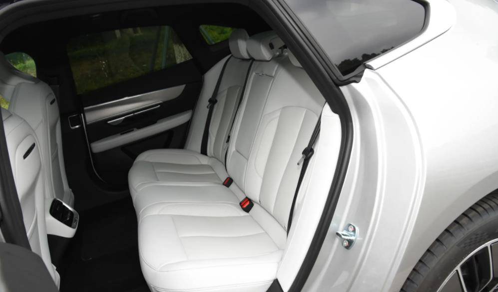 34万预算想买中型车，小鹏P7i对比奥迪A4L，选谁合适？_搜狐汽车_搜狐网