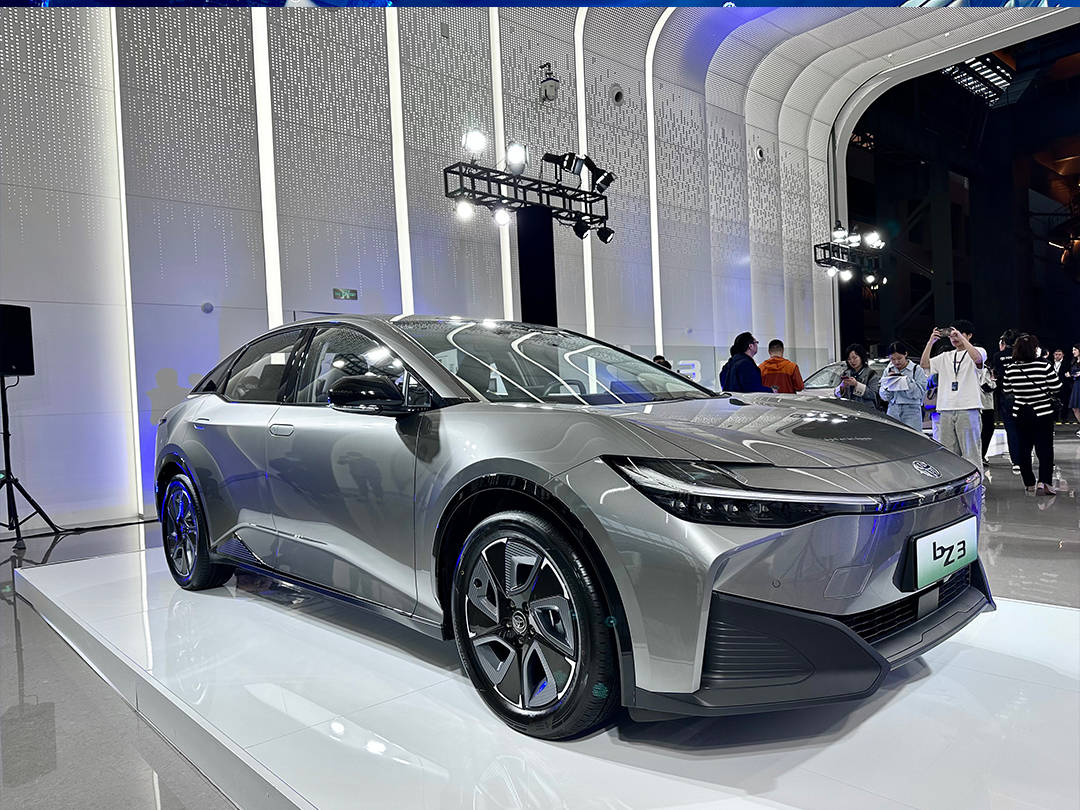 丰田首款纯电轿车 e-TNGA平台打造 一汽丰田bZ3上市 售16.98万元起_搜狐汽车_搜狐网