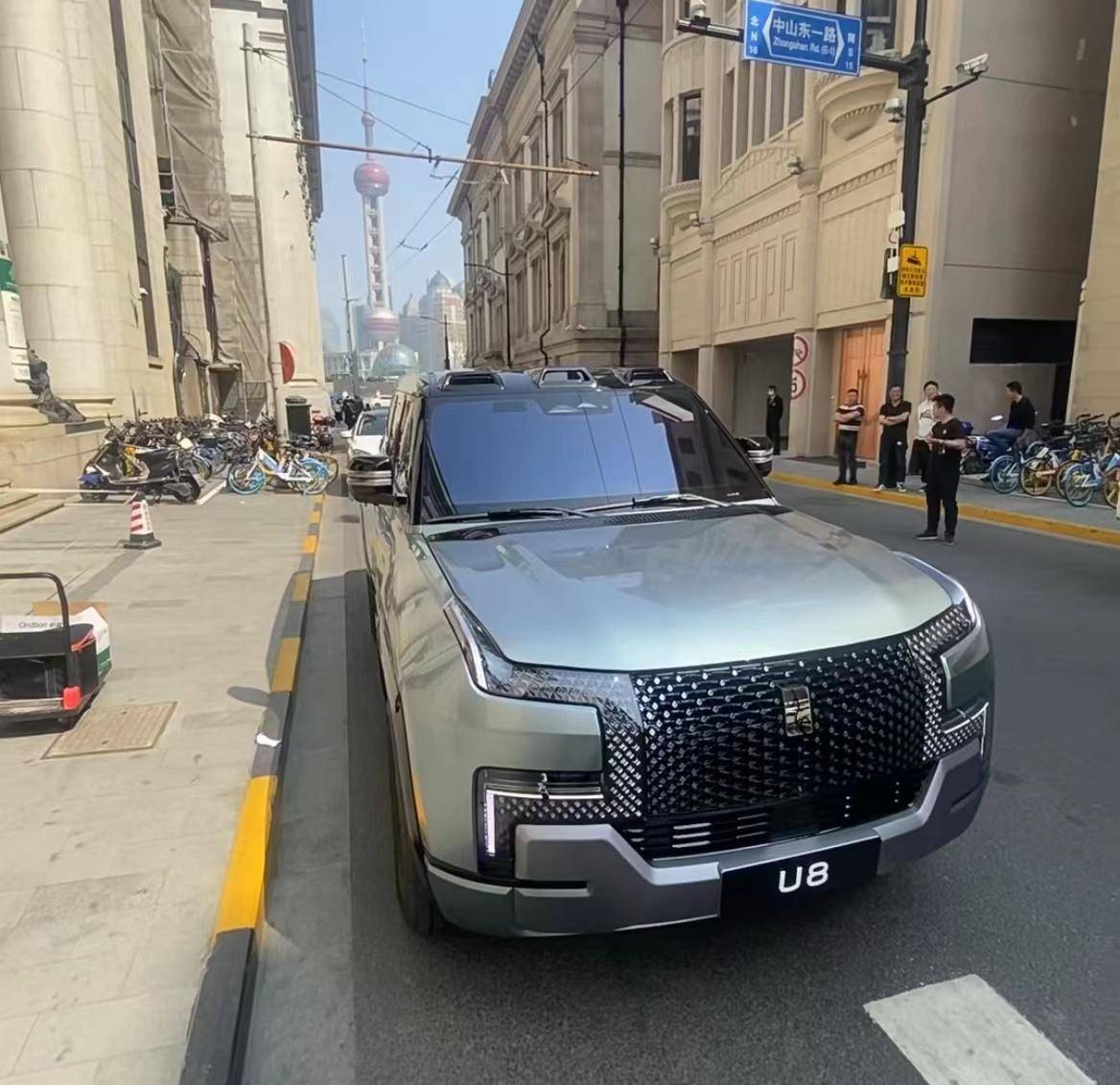 对标奔驰EQG级售价过百万 比亚迪仰望U8现身上海街头！_搜狐汽车_搜狐网