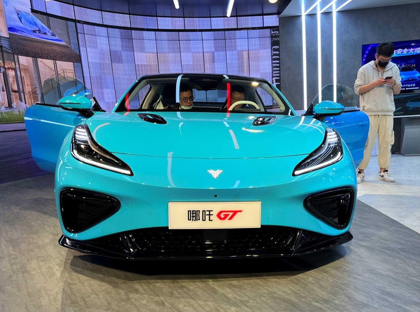 零百3.7s，气场不输911，实拍双门纯电哪吒GT，价格惊讶么_搜狐汽车_搜狐网