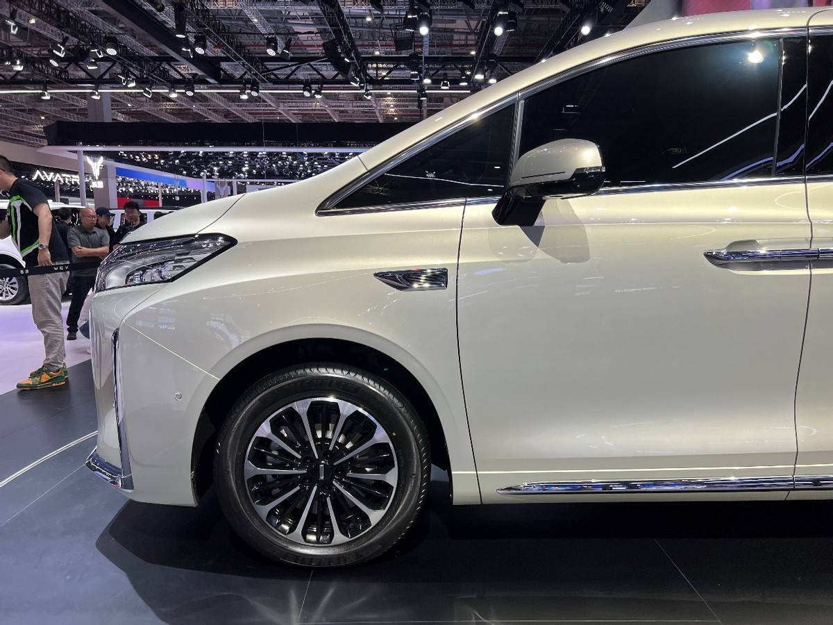 车展实拍长城首款MPV,1.5T插混,30万起,腾势D9优势不再？_搜狐汽车_搜狐网