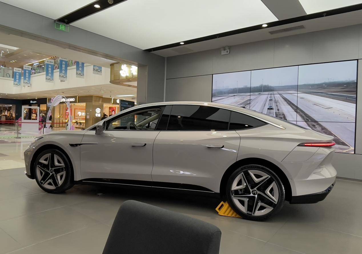 探店飞凡F7：对标ET7但22.99万起，卖得很火，到店试驾排队一下午_搜狐汽车_搜狐网