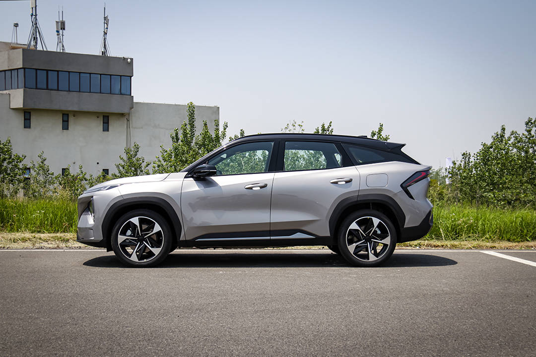 吉利银河L7上市售13.87万 首搭雷神8848+3DHT Pro 智爱座舱加持_搜狐汽车_搜狐网