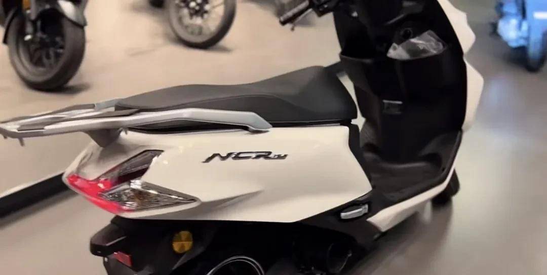 五羊本田NCR125踏板摩托！简洁外观线条流畅，喜欢这款吗？_搜狐汽车_搜狐网