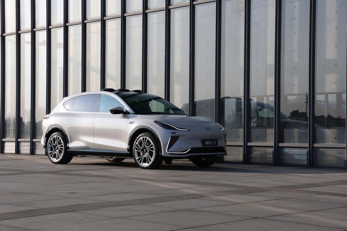 中大型新能源SUV杀疯了，智己LS7到底凭什么硬实力干掉理想L7、蔚来ES6？_搜狐汽车_搜狐网
