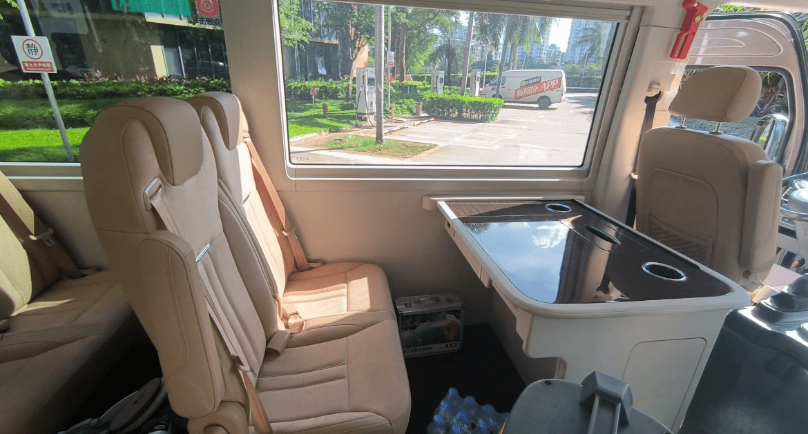 红旗QM7与考斯特同框，气场更强，配豪华座椅+办公桌，搭3.0T引擎_搜狐汽车_搜狐网