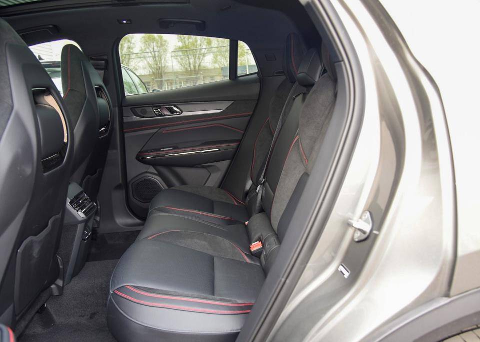 吉利造出跨界SUV，轴距超2米7，2.0T＋8AT配四驱，不输奥迪Q3_搜狐汽车_搜狐网