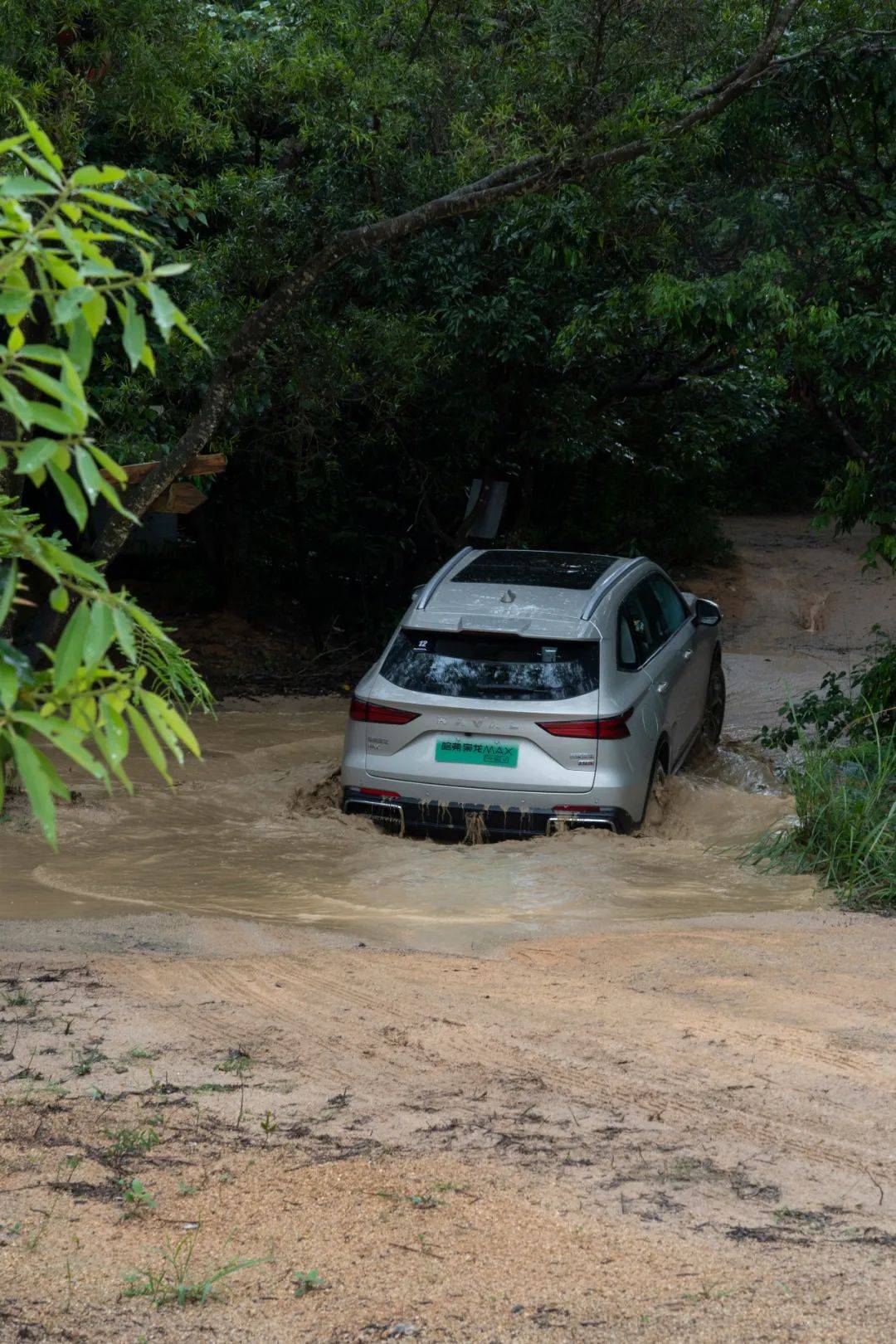 不到16万，四驱+iTVC智能扭矩控制，宋PLUS DM-i的对手来了！_搜狐汽车_搜狐网