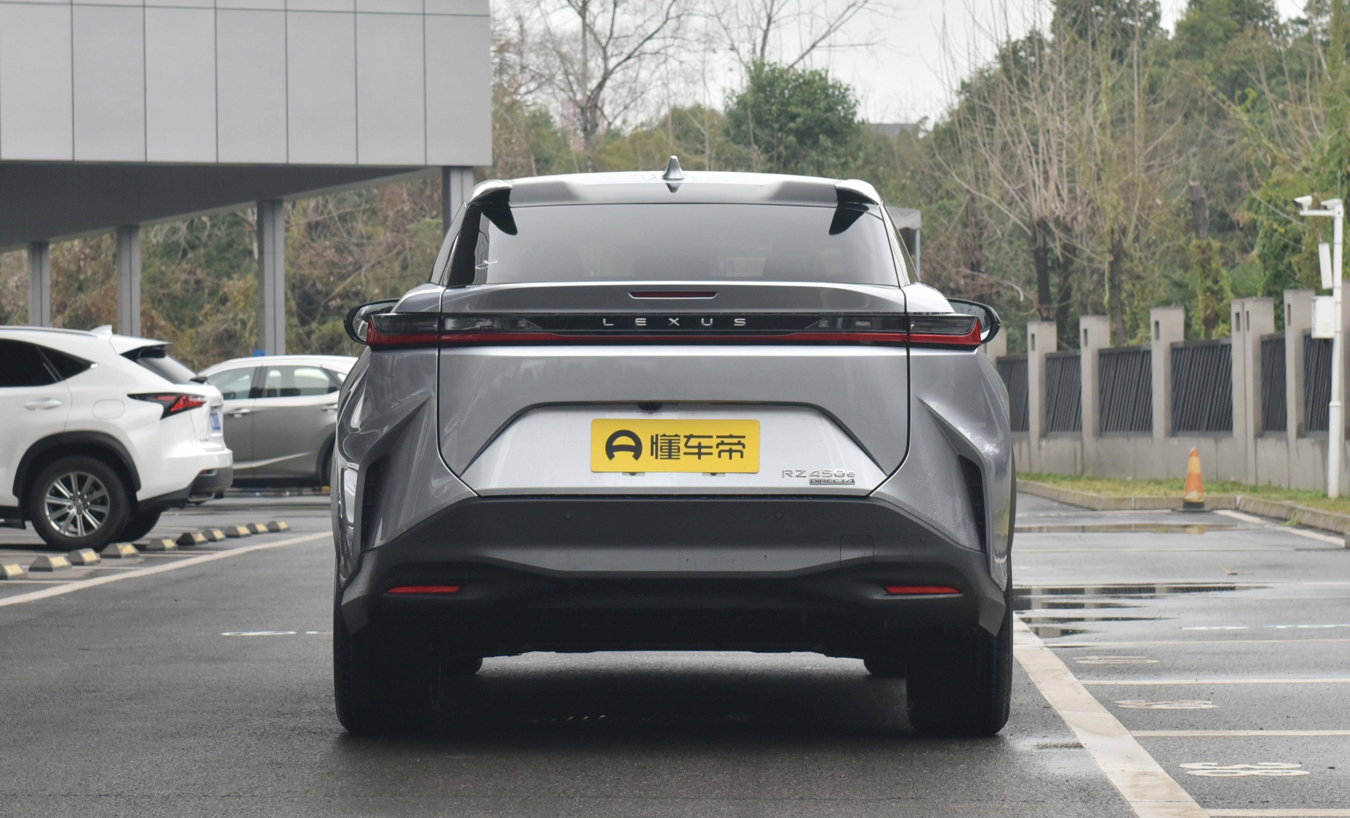 试驾测评雷克萨斯RZ，双电机四驱，纯电续航520KM，售价36.99万_搜狐汽车_搜狐网