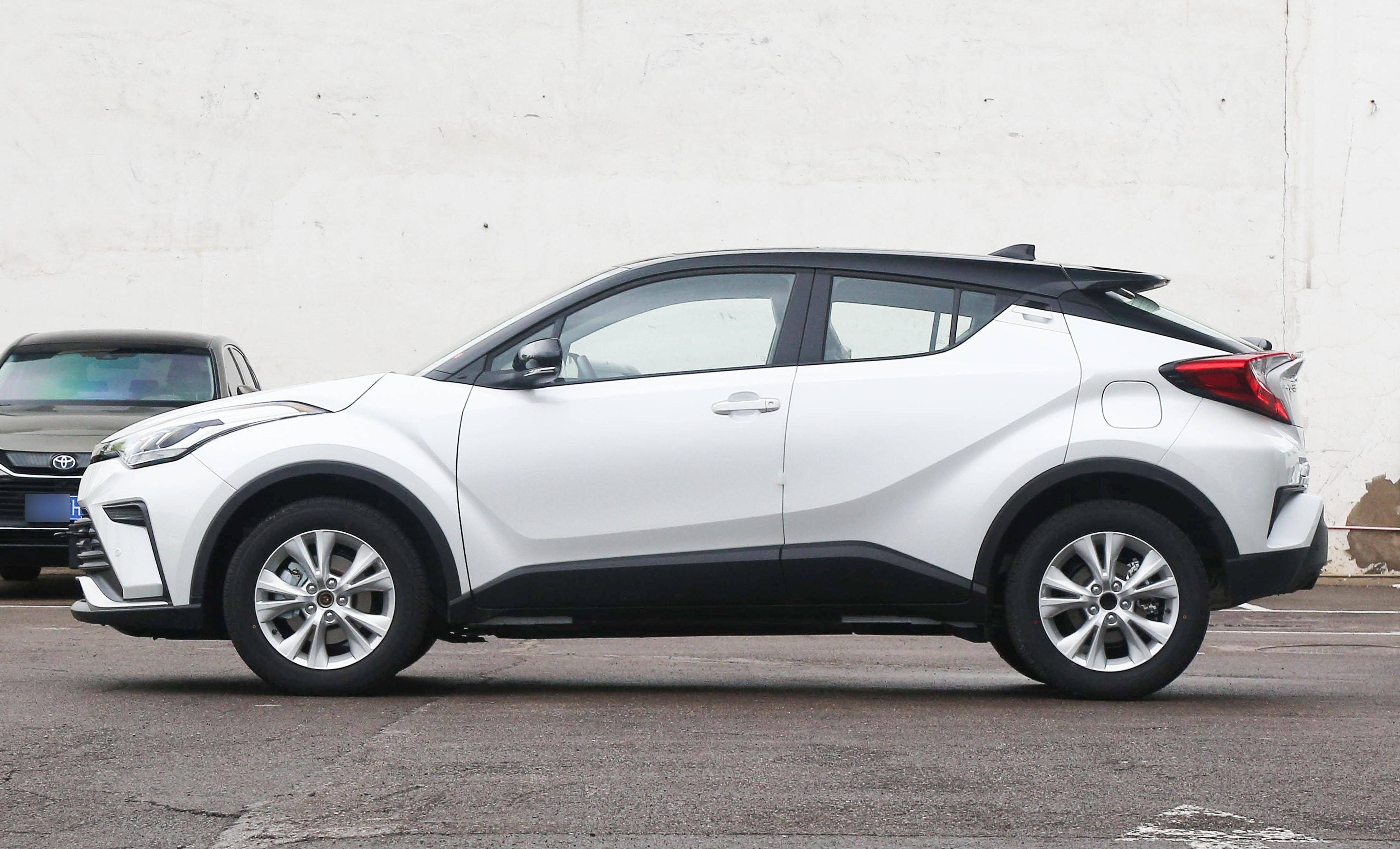 准备入手小型SUV？可以看看这台新款丰田奕泽IZOA，油耗不到6个_搜狐汽车_搜狐网