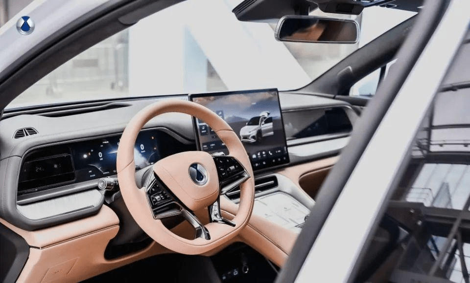 三口之家大五座SUV怎么选？腾势N7“硬怼”BBA让顶配变标配！_搜狐汽车_搜狐网