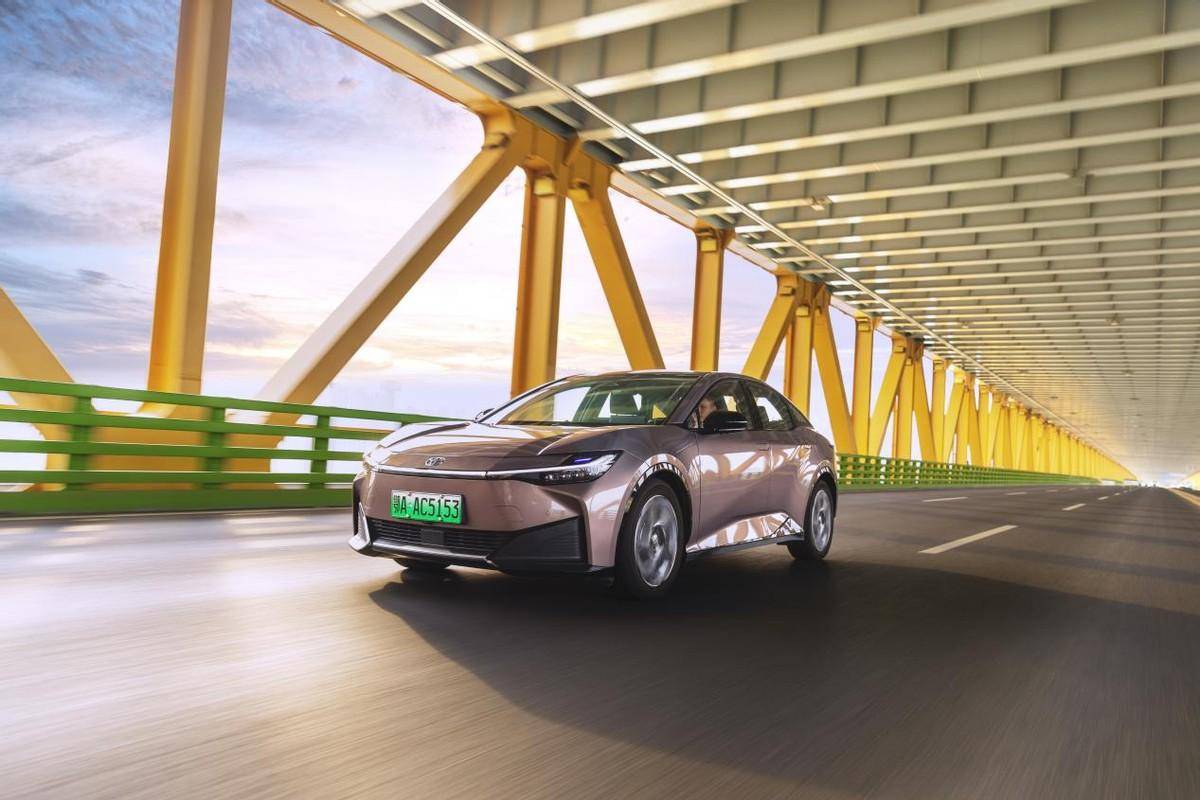 用陪伴代替远距离的问候 一汽丰田bZ自由之旅为父爱献礼_搜狐汽车_搜狐网