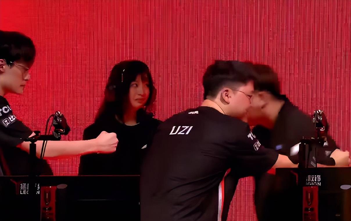 EDG输给TT引热议，背后美女裁判都心疼UZI，这么拼值得吗_泛电竞