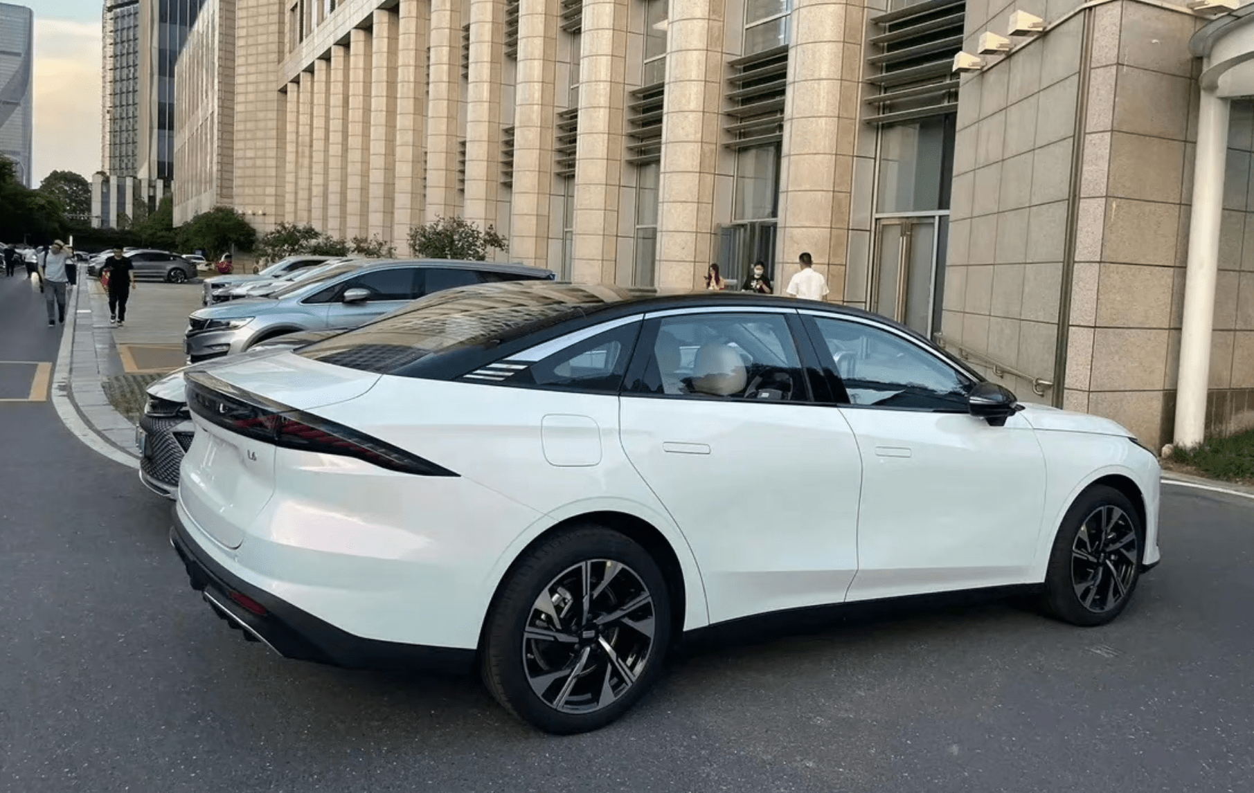 吉利银河L6现身街头，大过秦PLUS，续航超1370km，比亚迪不香了？_搜狐汽车_搜狐网