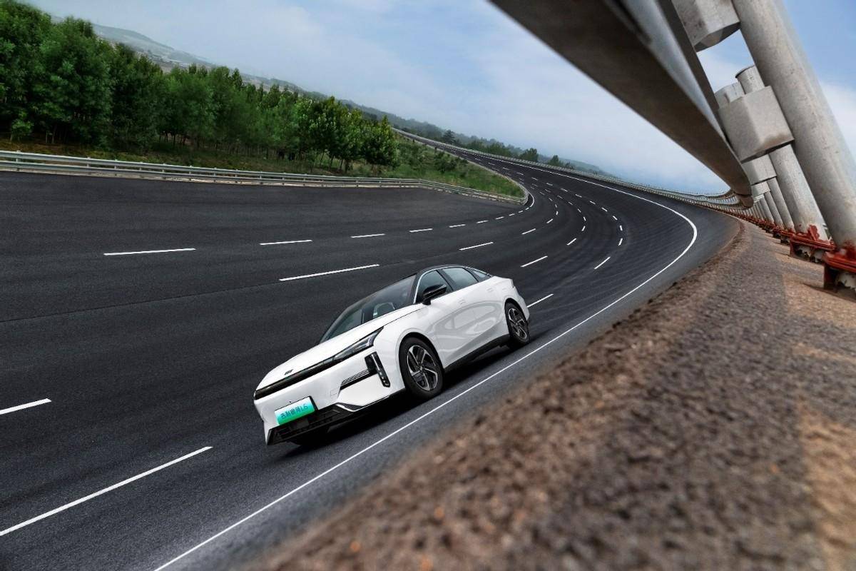 媲美30万级BBA豪华轿车，吉利银河L6成20万级轿车“操控王”_搜狐汽车_搜狐网