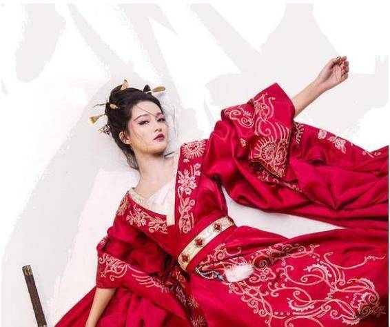 国版《太阳的后裔》超吸睛，李沁军装照让人心动，爆款剧预定_黄景瑜_亲爱的_戎装