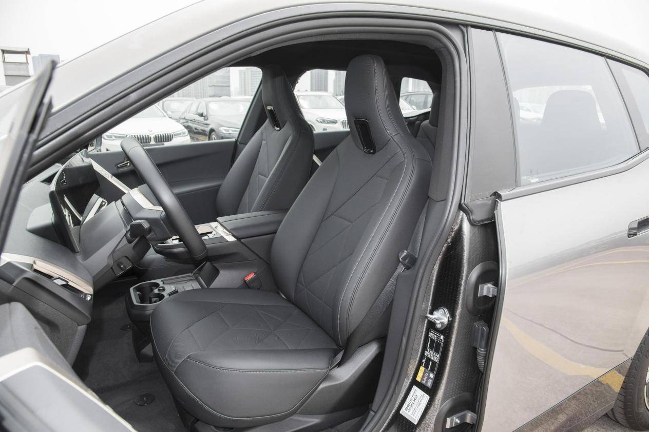 极具未来设计风、带有主动转向和可变悬挂?宝马iX多个配置推荐_搜狐汽车_搜狐网