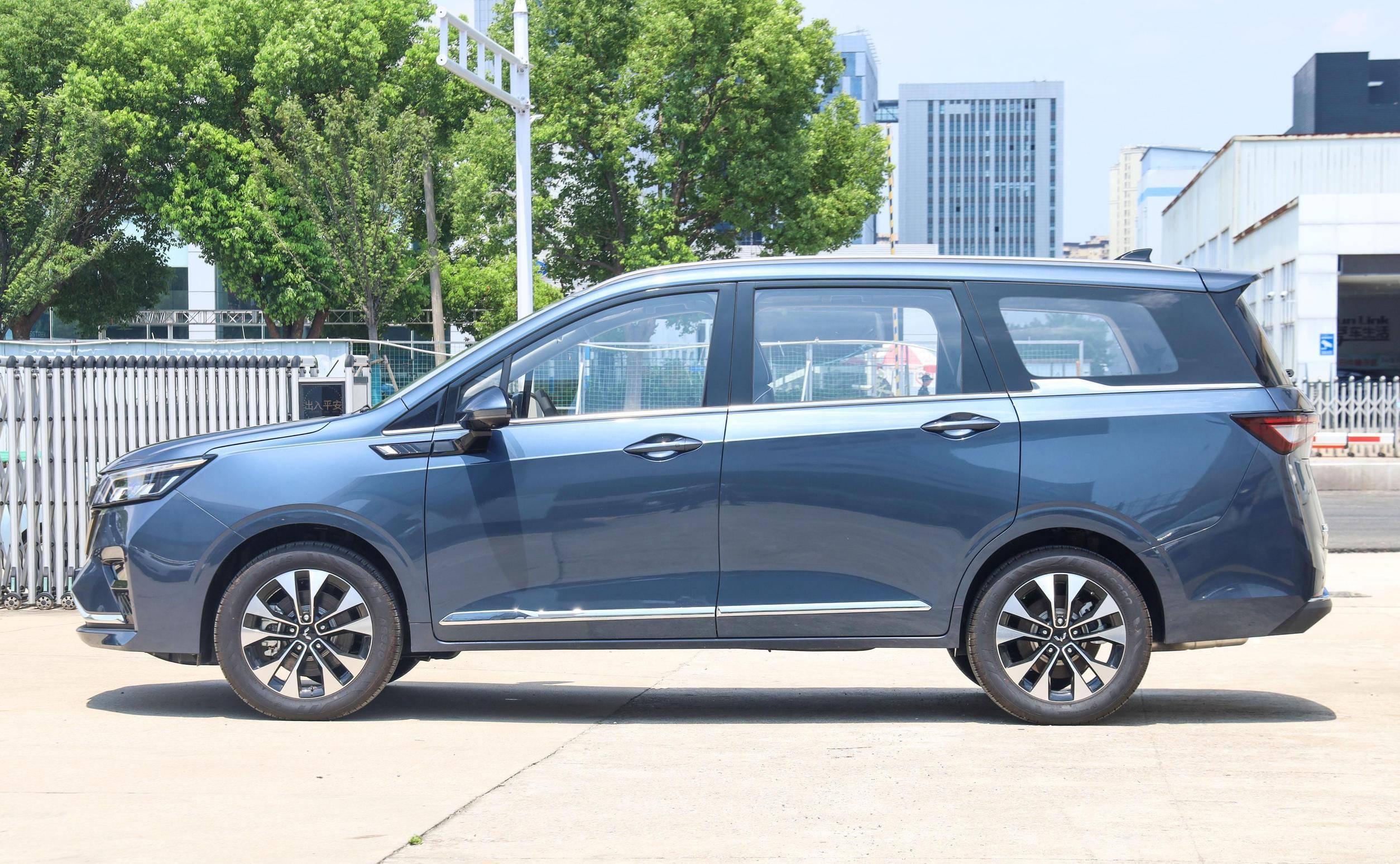 油耗5.7L，七座混动MPV，五菱出品，定价11.58万的佳辰混动版如何_搜狐汽车_搜狐网