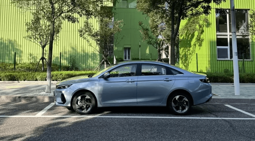 帝豪L HiP冠军版实车现身，续航1300km配快充，秦PLUS DM-i不香了？_搜狐汽车_搜狐网