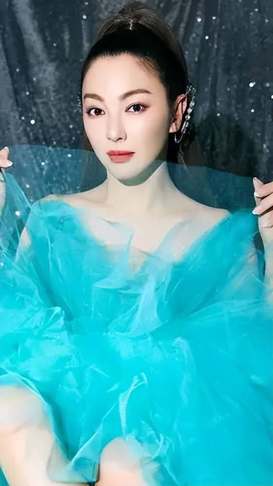 36岁张雨绮晒出游照，穿泳装秀火辣身材，蜂腰长腿惊艳迷人 -6park.com