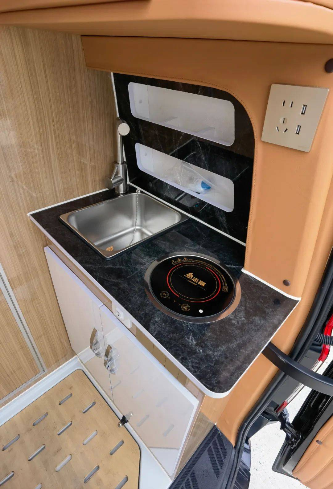 福特V362小房车，外观小巧内饰奢华 都市通勤旅居皆可，趣蜂B680_搜狐汽车_搜狐网