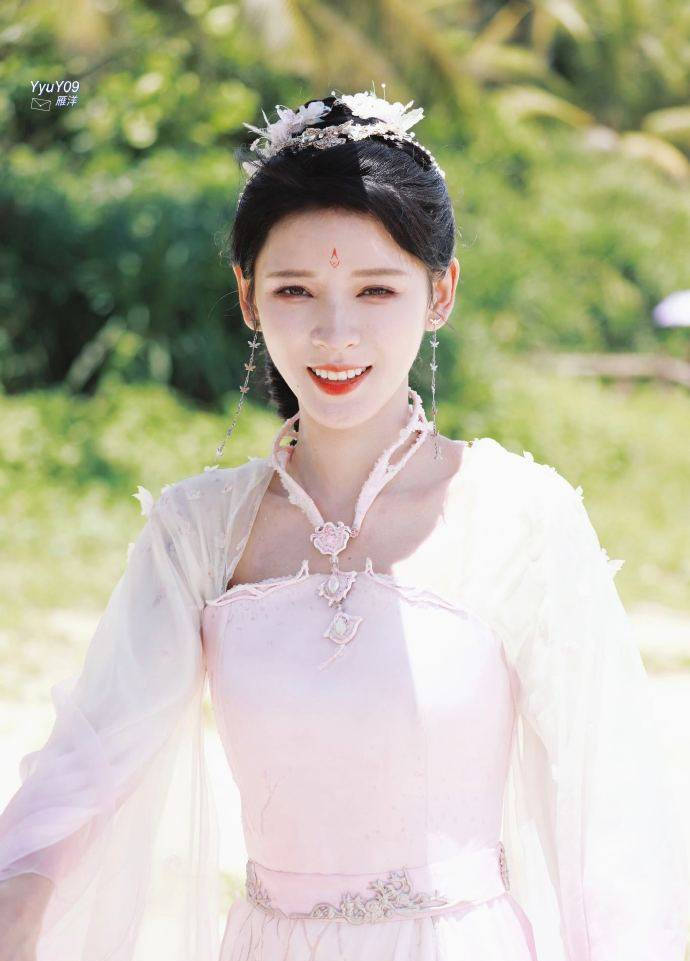 张予曦《斗罗大陆2》杀青照曝光 穿粉衣古装好可爱 搜狐大视野 搜狐新闻 