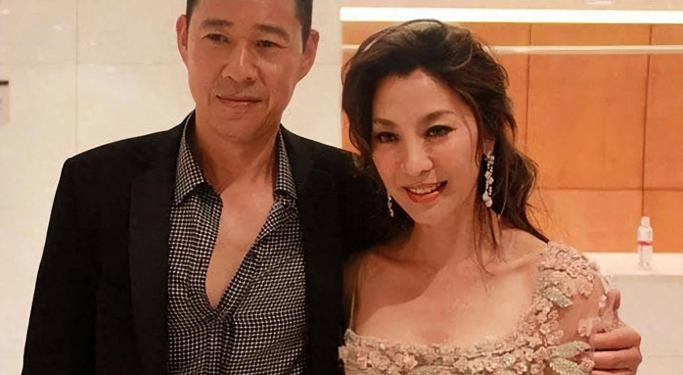 张丰毅的老婆原来是她？五官美艳撞脸杨紫琼，穿薄纱裙太有魅力 -6park.com