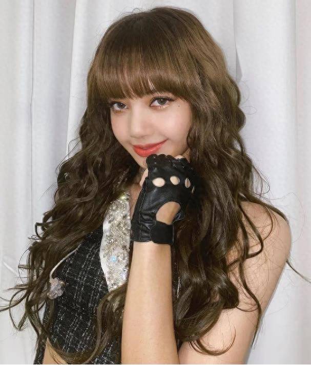 Angelababy杨颖从巴黎回国引发热议！_表演_Lisa_女性