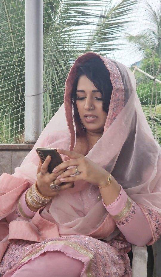 她是印度的模特，她丰满的身材和曼妙的身材让人着迷 -6park.com