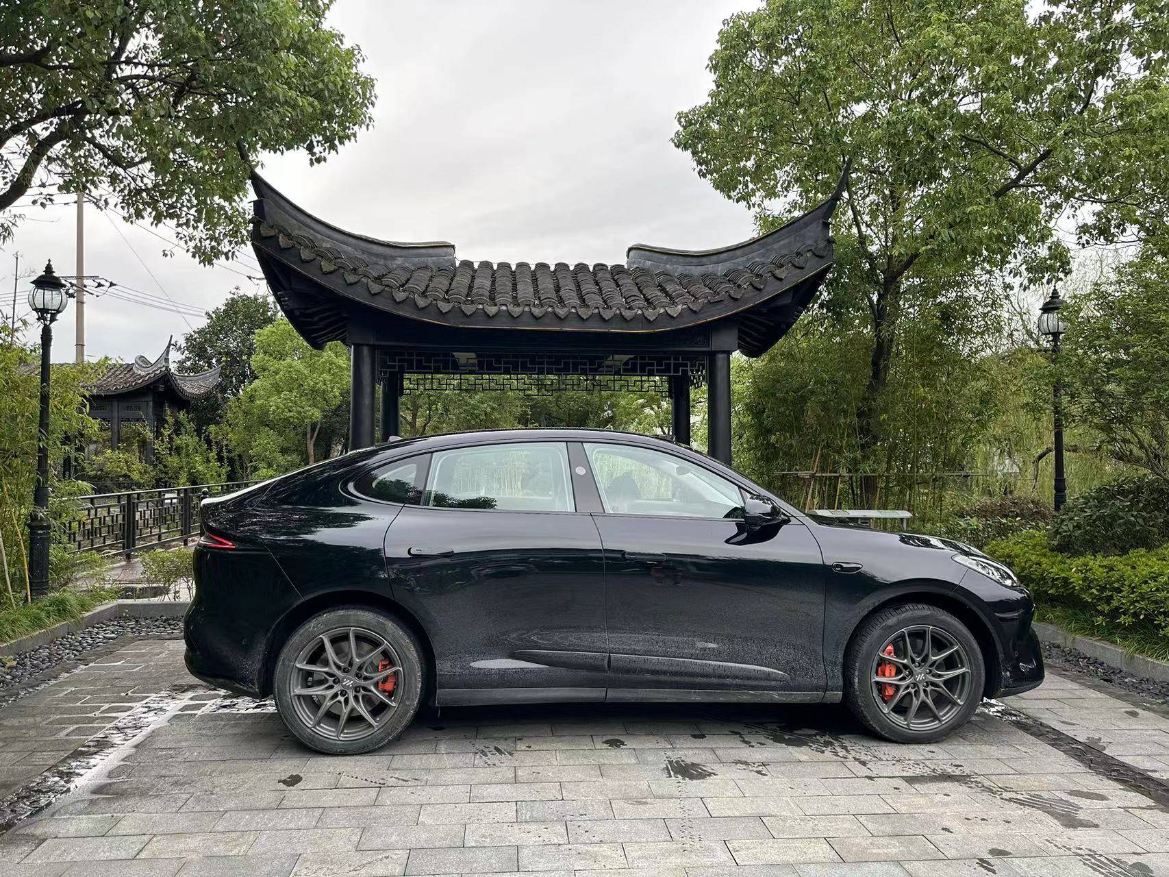 试驾刚上市不久的智己LS6，最大功率达到579千瓦，实力究竟如何？_搜狐汽车_搜狐网