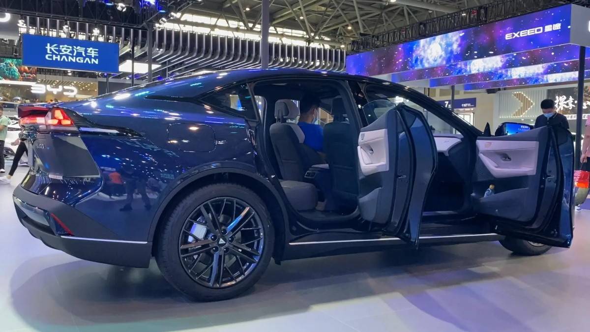 深蓝SL03超越深蓝，自己卷自己，跑出电动新驾趣_搜狐汽车_搜狐网