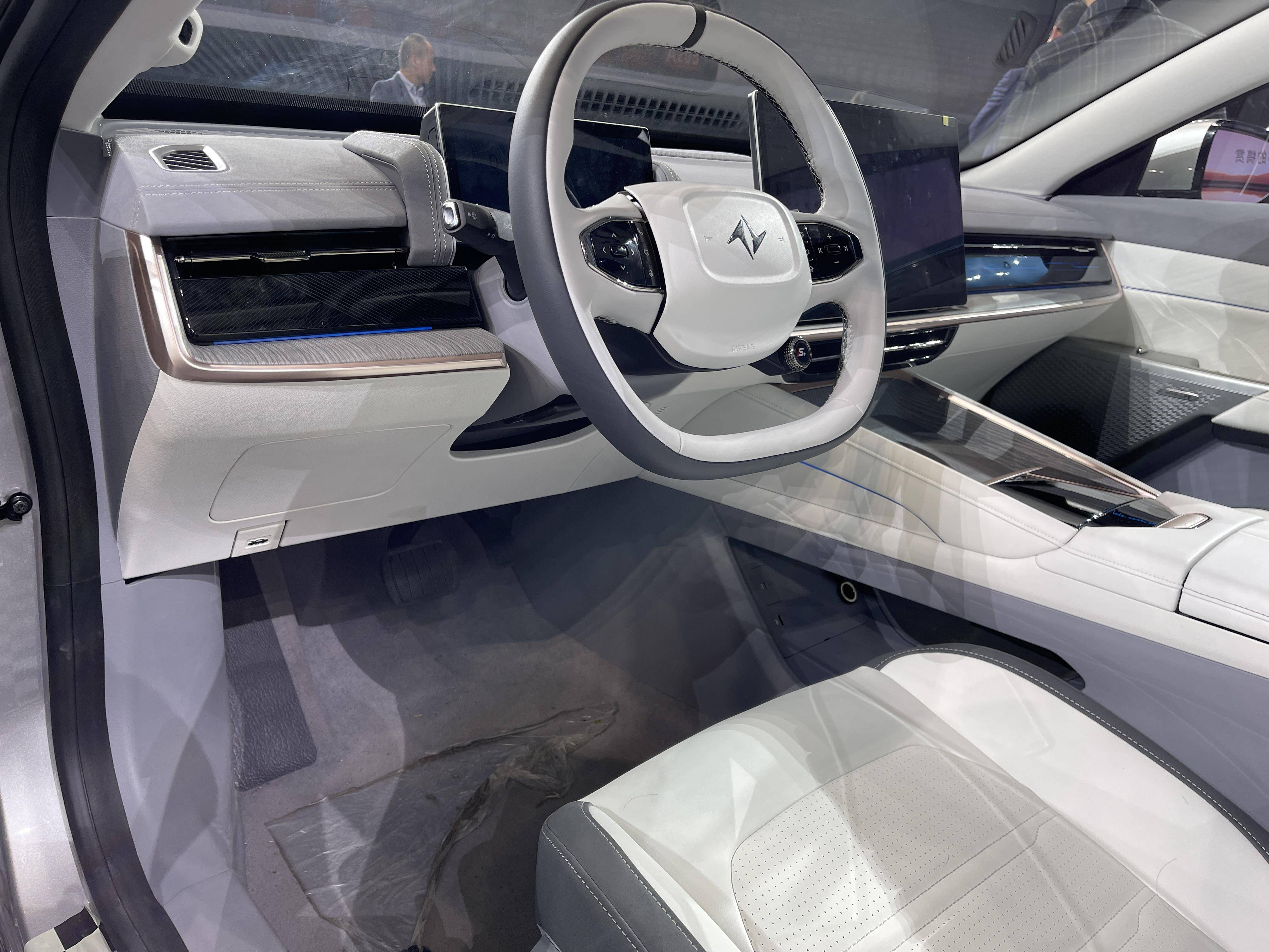 有20万还买油车？电四驱+剪刀门+800V的东风eπ 007更值得选_搜狐汽车_搜狐网