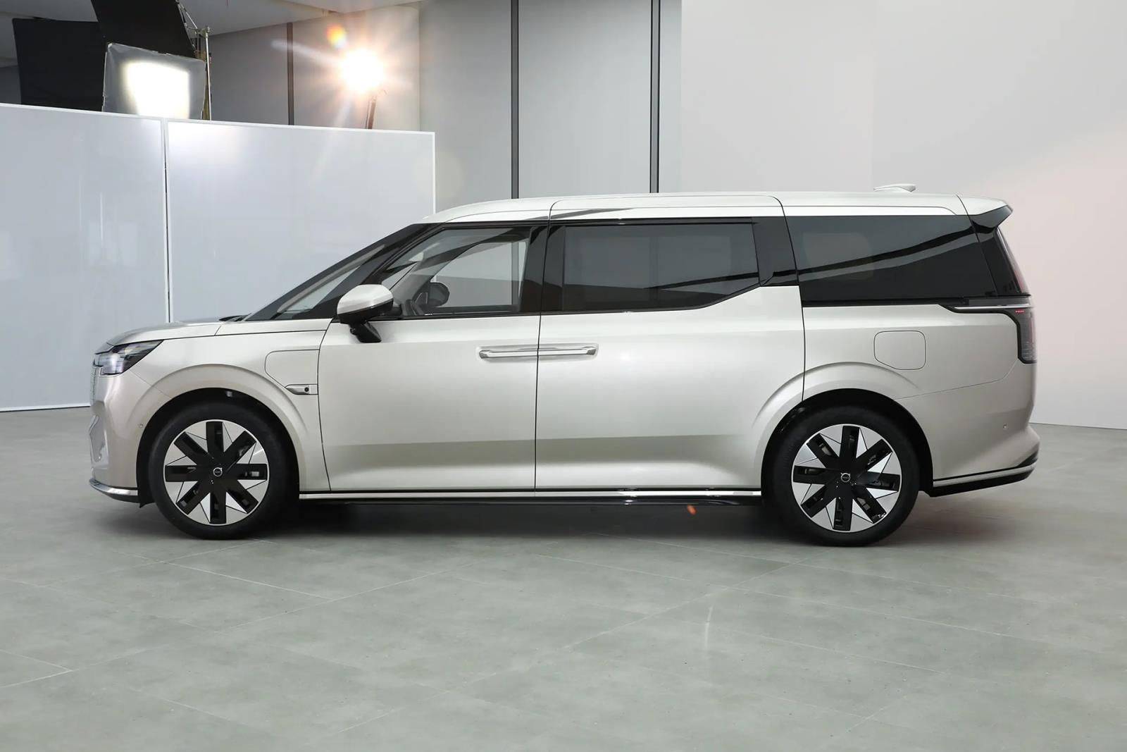 沃尔沃豪华MPV EM90亮相并上市 售81.8万元_搜狐汽车_搜狐网