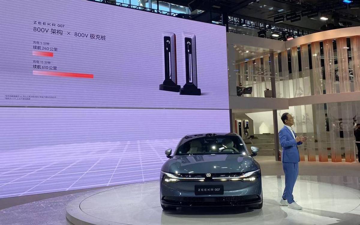 加速2秒多，有800V、骁龙8295芯片，极氪007亮相，预售22.99万起_搜狐汽车_搜狐网