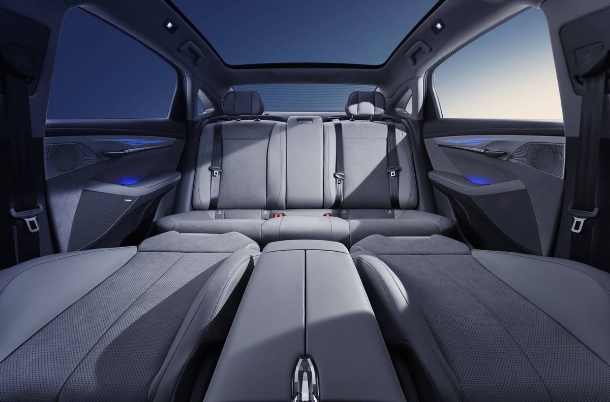 定位新行政电动旗舰 岚图追光PHEV 26.69万元起售_搜狐汽车_搜狐网