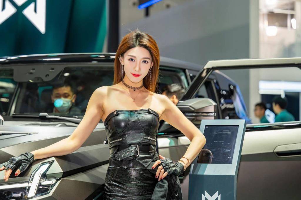 香车配美女，和猛士917、坦克700Hi4-T等硬派越野一样出圈的还有她们_搜狐汽车_搜狐网