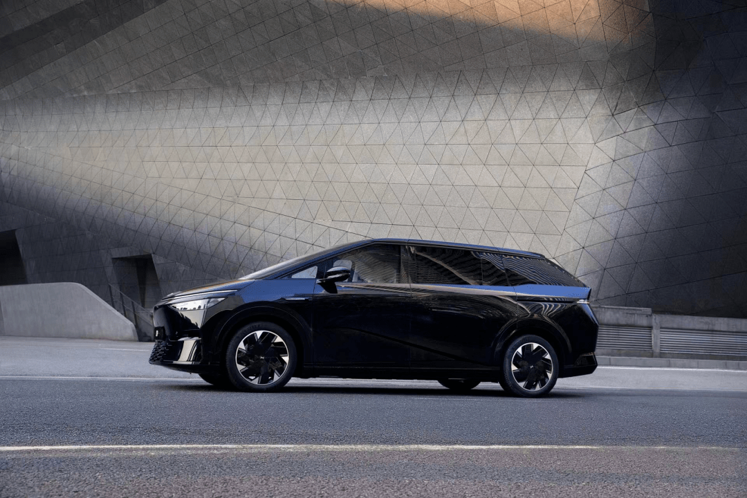 小鹏X9 VS 理想MEGA，究竟谁能拿下纯电MPV销冠？_搜狐汽车_搜狐网