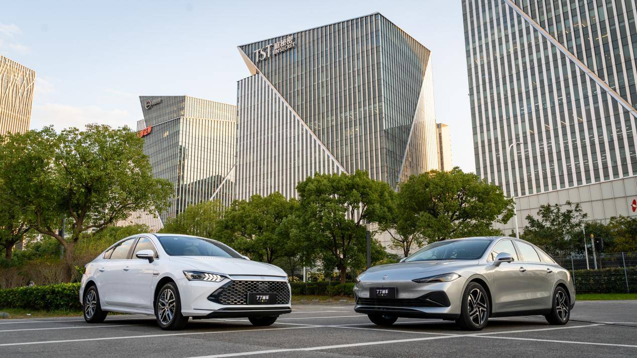 12万级舒适、能耗大PK，上汽荣威D7 DMH 、比亚迪秦PLUS DM-i谁更强？_搜狐汽车_搜狐网