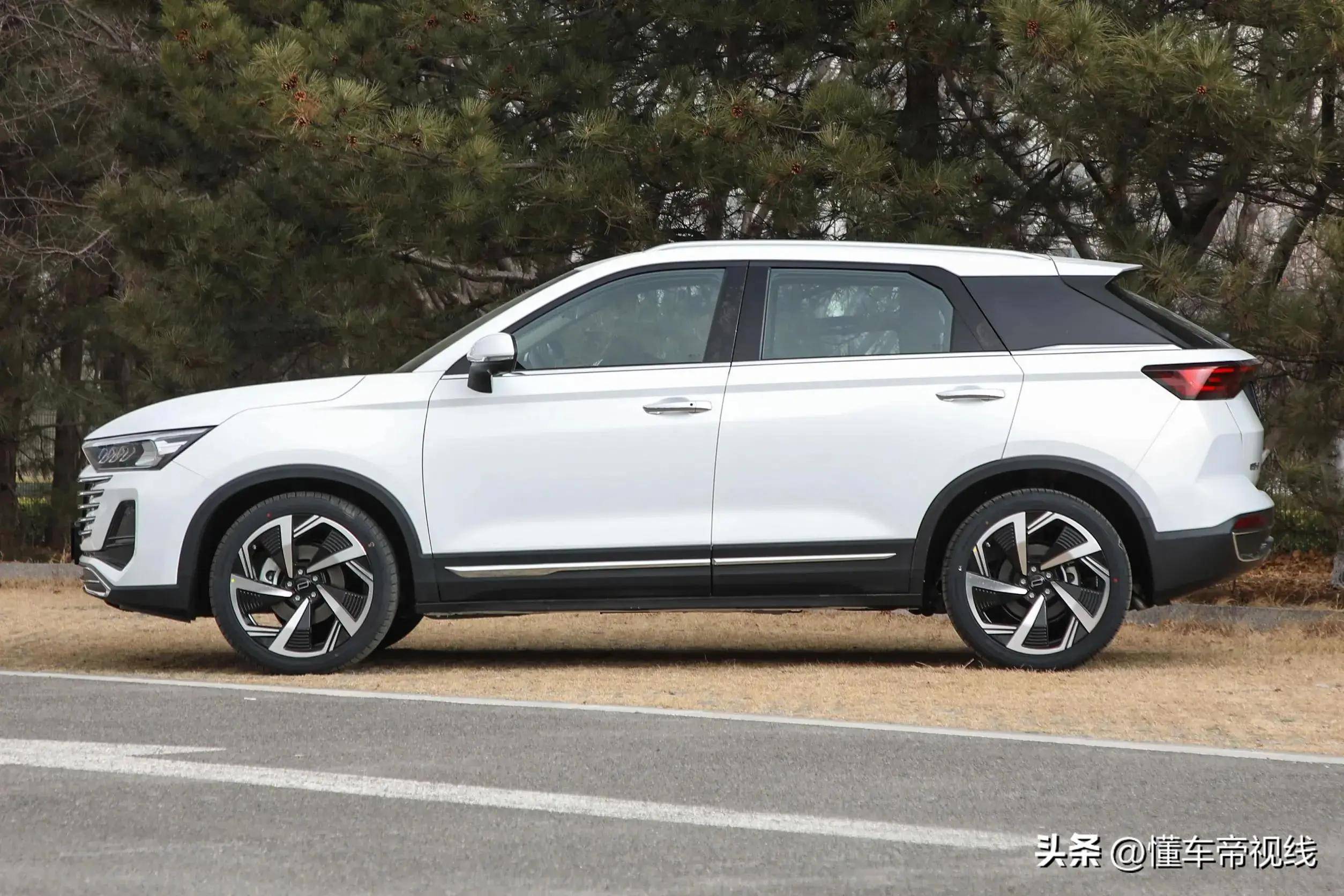 新车｜比老款便宜1.8万，实拍新款奔腾T77顶配车型，售12.38万元_搜狐汽车_搜狐网