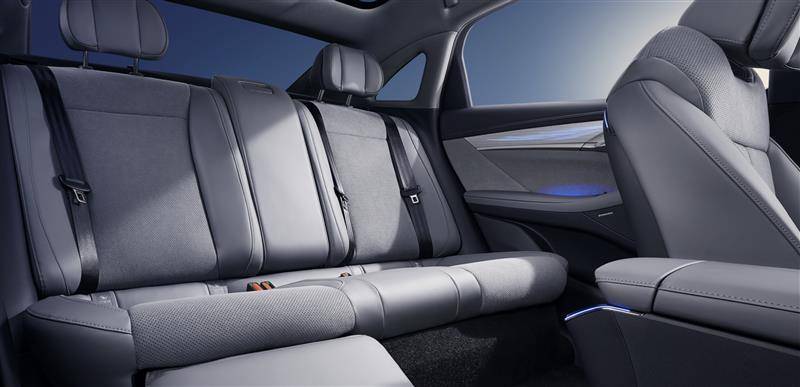 新闻女王助阵，硬刚BBA！岚图追光PHEV上市25.28万起！_搜狐汽车_搜狐网