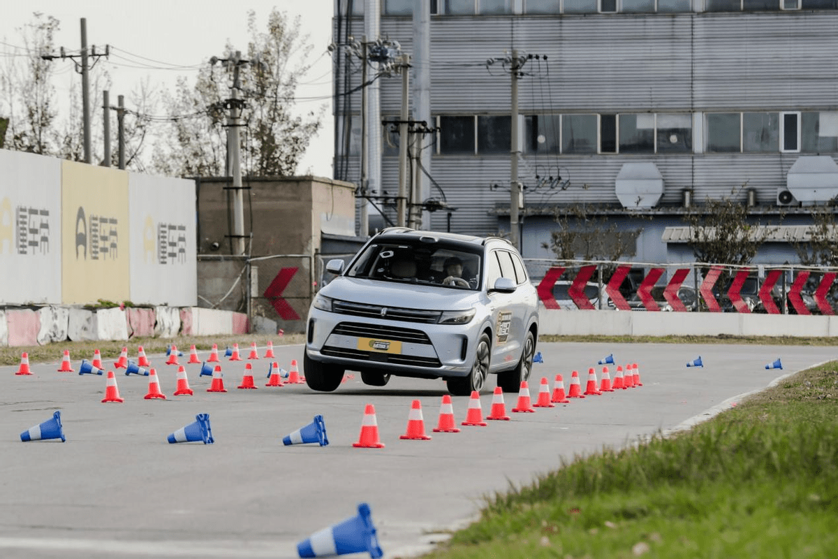 三大SUV大PK！理想L7颜面扫地，问界M7名声尽失，只有它一枝独秀_搜狐汽车_搜狐网