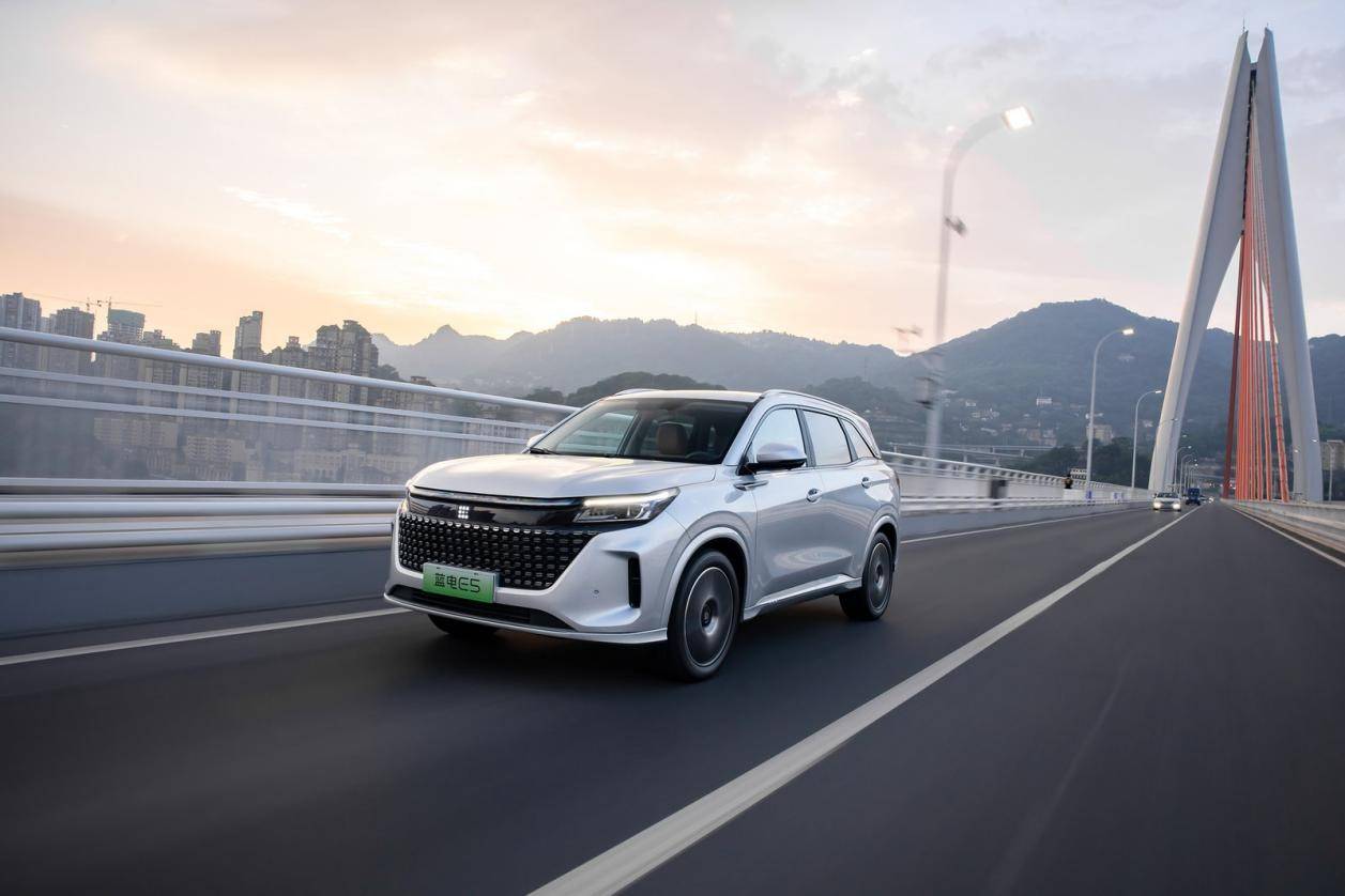 9.98万的中型插混SUV黑马来了，蓝电E5全方位击穿长安CS75 PLUS？_搜狐汽车_搜狐网