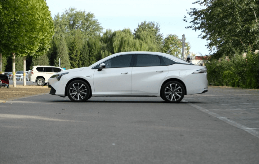 15万级纯电轿车选购，红旗E-QM5与AION S买谁？_搜狐汽车_搜狐网